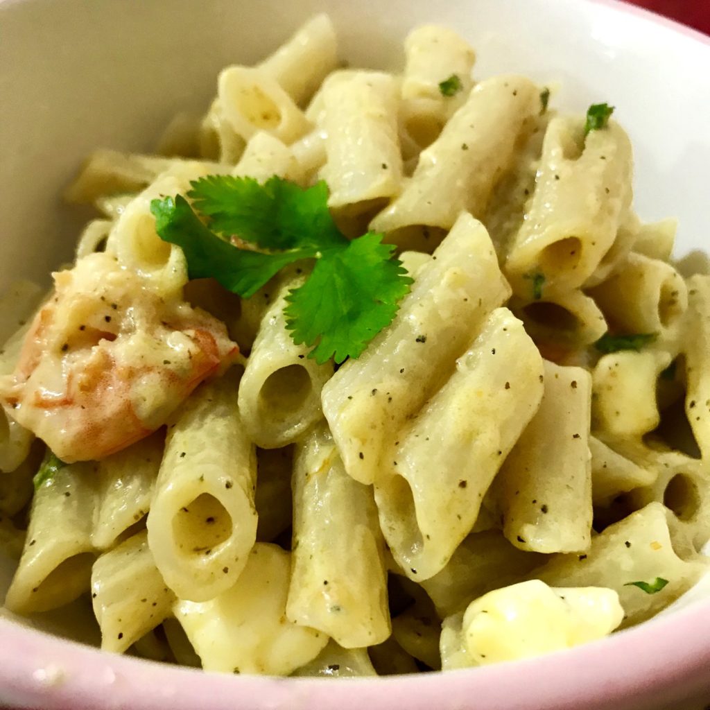 Penne en salsa bechamel y langostinos | Lima Orgánica